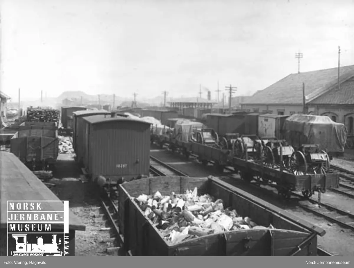 Godsvogner på Trondheim stasjon - Norsk Jernbanemuseum / DigitaltMuseum