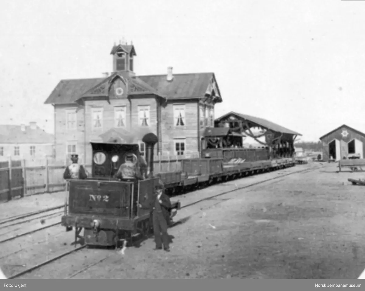Hamar stasjon med damplokomotiv nr. 2 i spor 3; vognhall og lokstall i ...