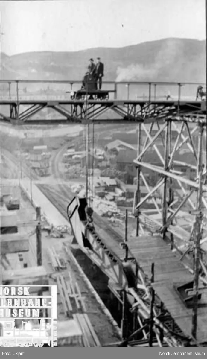 Skansen bru : montering av brua - Norsk Jernbanemuseum / DigitaltMuseum