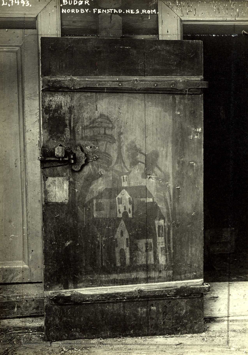 Nordre Norby, Nes, Øvre Romerike, Akershus. Dekorert budør med motiv av ...